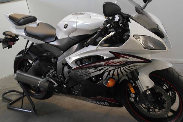 2012 Yamaha R6 GREAT COLOR: Red/White for sale on 2040-motos