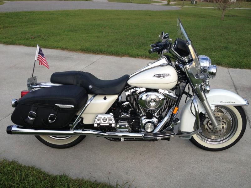 Road King Classic FLHRCI Pearl White Low Miles for sale on 2040-motos